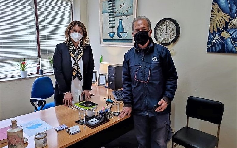 Κόσμος και ντουνιάς στο γραφείο της Νάτσινα να της ευχηθεί για τα ...