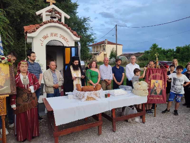 Τρίκαλα: Πλήθος κόσμου στη συνοικία της Αγίας Τριάδας για τον εορτασμό ...