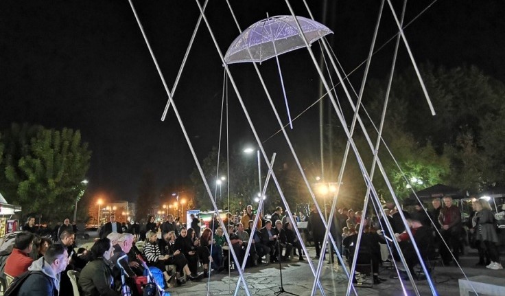 Εγκαίνια εγκατάστασης: Η «Ομπρέλα» Ζογγολόπουλου και η μετάβαση των ...