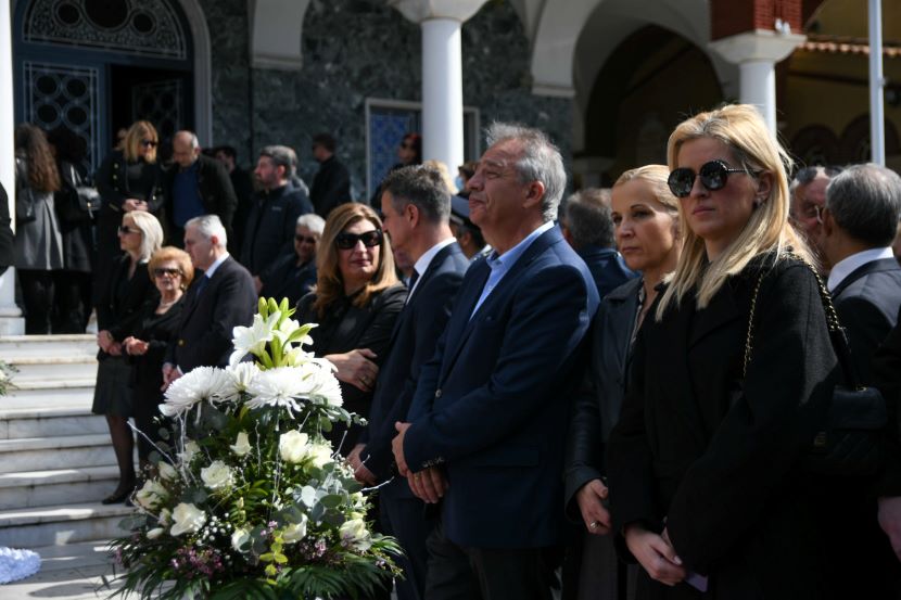 Με δάκρυα στα μάτια ο «αποχαιρετισμός» στον Χρήστο Καλομπάτσιο (φωτ ...
