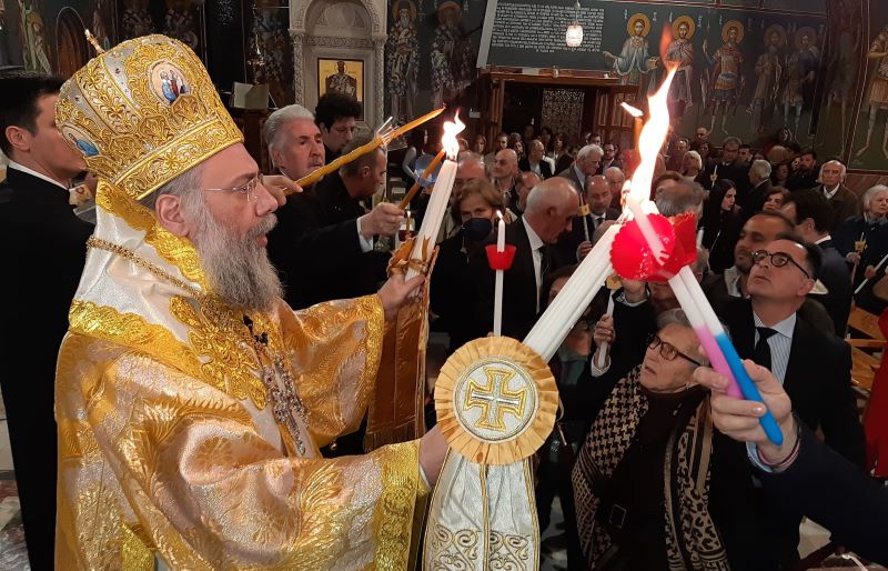 Με θρησκευτική λαμπρότητα η ακολουθία της Αναστάσεως στον Μητροπολιτικό ...