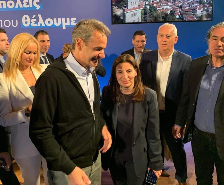 Υποδειγματική οικοδέσποινα στο μουσείο Τσιτσάνη για τον Πρωθυπουργό η ...