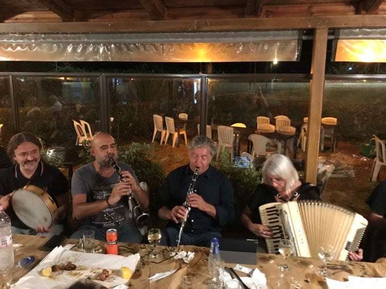 Συνάντηση Ελλάδας-Αμερικής με τραγούδι και χορό στην «ταβέρνα του Κοσμά ...
