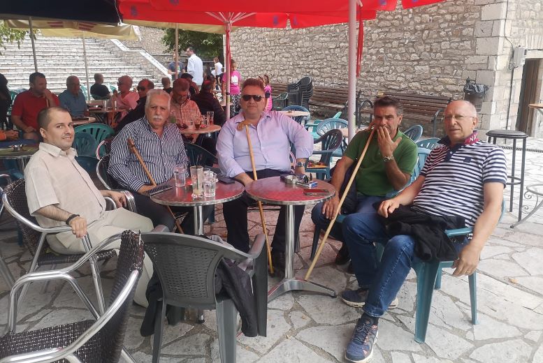 Πρωινός καφές και η «μάχη» της γκλίτσας στο Γαρδίκι - trikalaIN