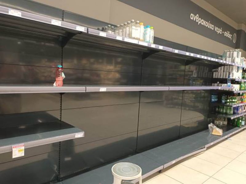 Οι Τρικαλινοί αδειάζουν τα εμφιαλωμένα νερά από τα ράφια των σούπερ ...