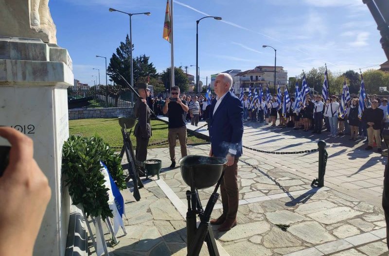 Κατάθεση στεφάνων στο μνημείο ηρώων της ΣΜΥ από σχολεία των Τρικάλων ...