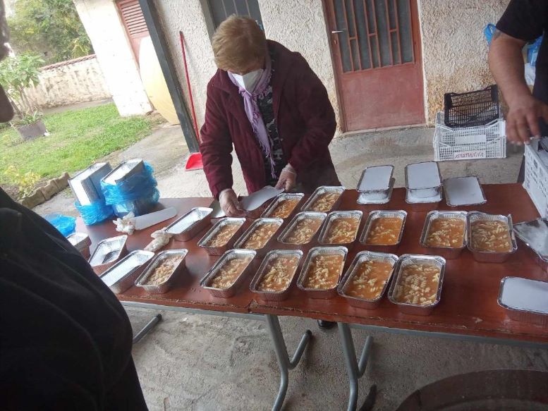 Πανελλαδική συλλογή τροφίμων για τους πλημμυροπαθείς από τη helphellas ...