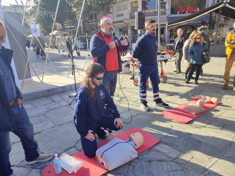 Επίδειξη παροχής πρώτων βοηθειών από τους διασώστες του ΕΚΑΒ στον ...
