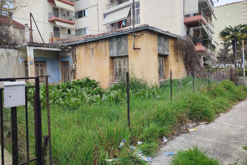 Διαμαρτυρίες περιοίκων της οδού Ζωοδόχου Πηγής για εγκαταλελειμμένο ...