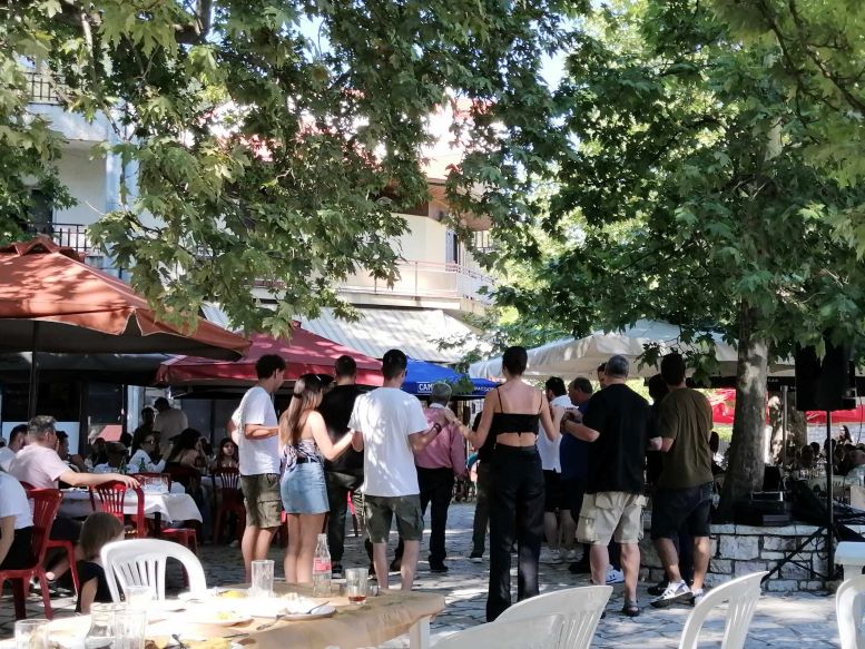 Γλέντι της νεολαίας με παραδοσιακούς χορούς στο Γαρδίκι - trikalaIN