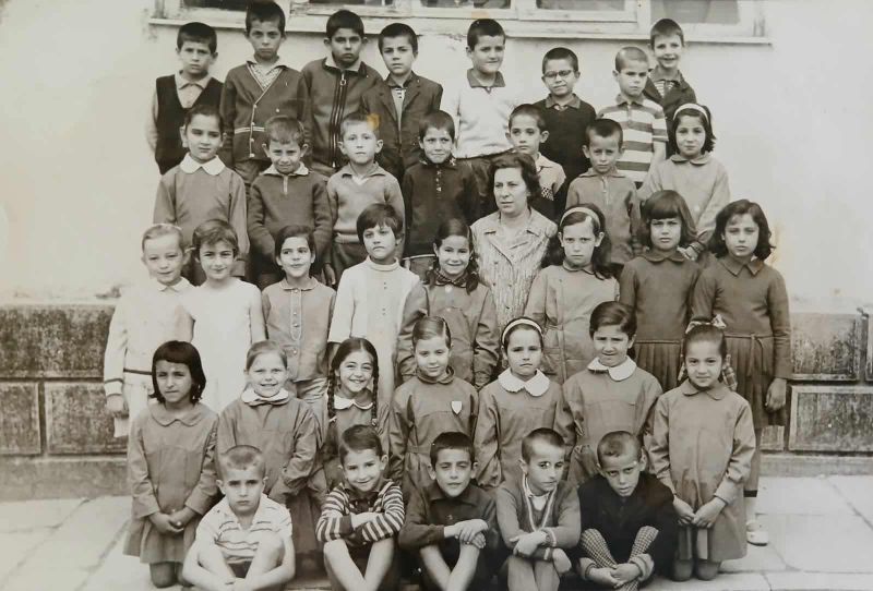 Ρετρό: Η Β' τάξη του 3ου Δημοτικού σχολείου Τρικάλων το σχολικό έτος ...