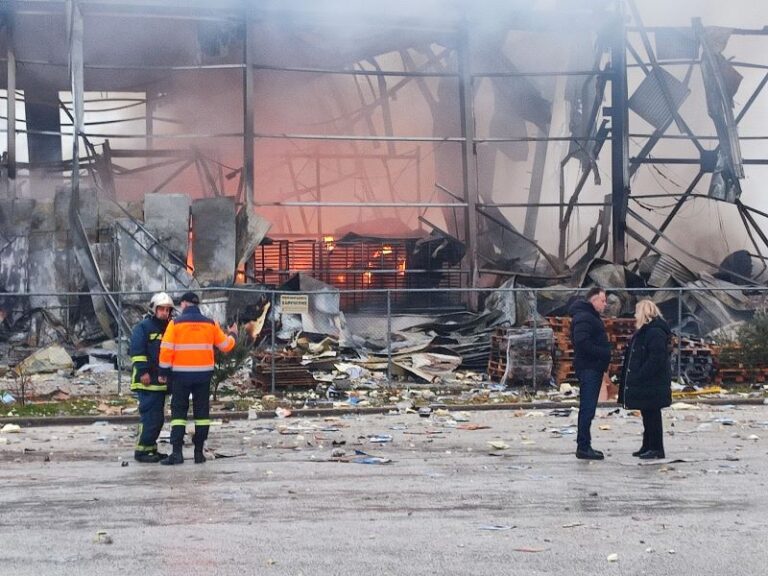 ΤΡΙΚΑΛΑ – Σε εξέλιξη μεγάλη πυρκαγιά στην μπισκοτοβιομηχανία ΒΙΟΛΑΝΤΑ ...